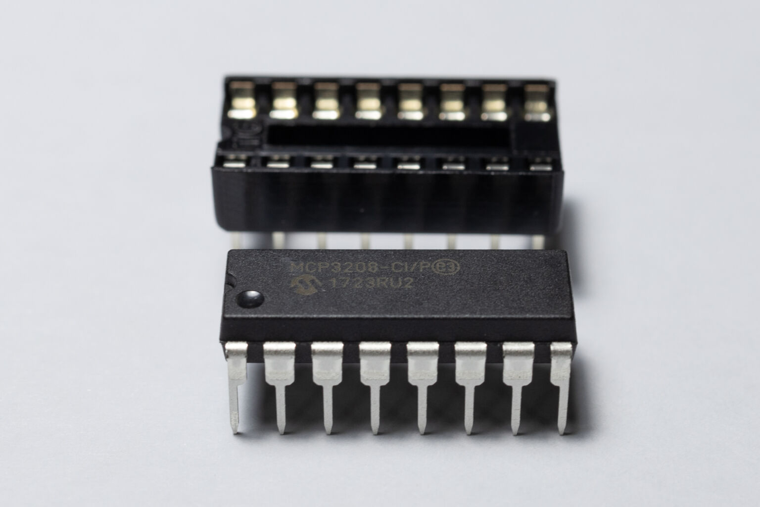 Raspberry Pi 4にてMCP3208を使用して測距センサーの値を得る – さくらのジャンク箱